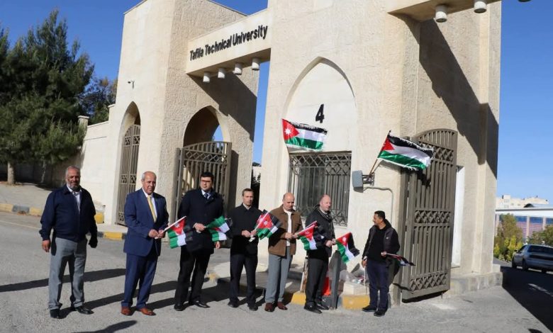 “علمنا عالٍ يرفرف فخراً”: جامعة الطفيلة التقنية تحتفل بيوم العلم الأردني – Tafila Technical ...